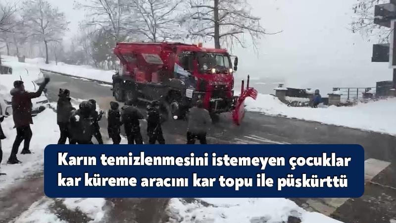 Karın temizlenmesini istemeyen çocuklar kar küreme aracını kar topu ile ...